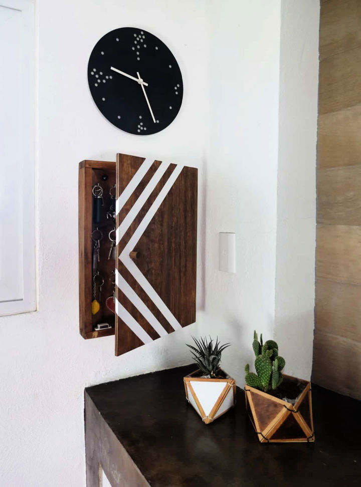 20 Homemade DIY Key Holder Ideas - Pallet Ideas