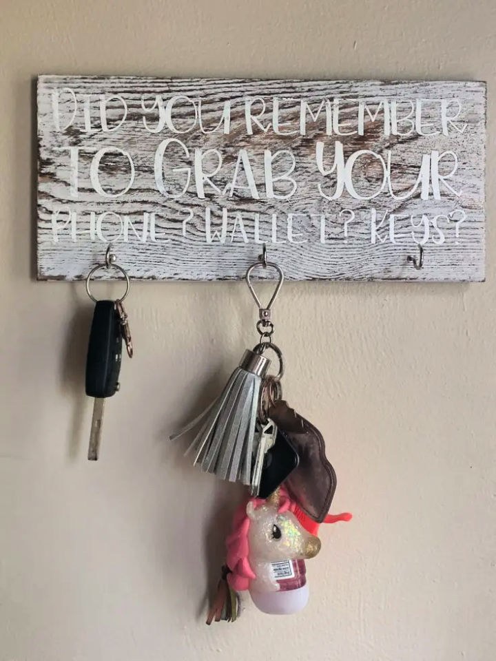 20 Homemade DIY Key Holder Ideas - Pallet Ideas