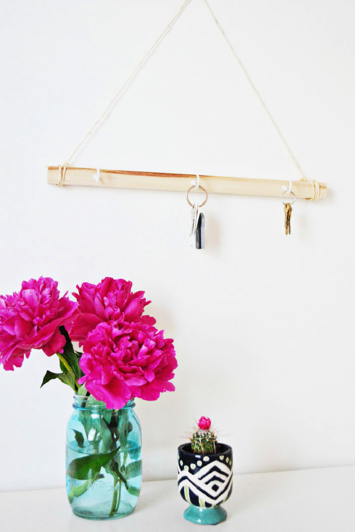 20 Homemade DIY Key Holder Ideas - Pallet Ideas
