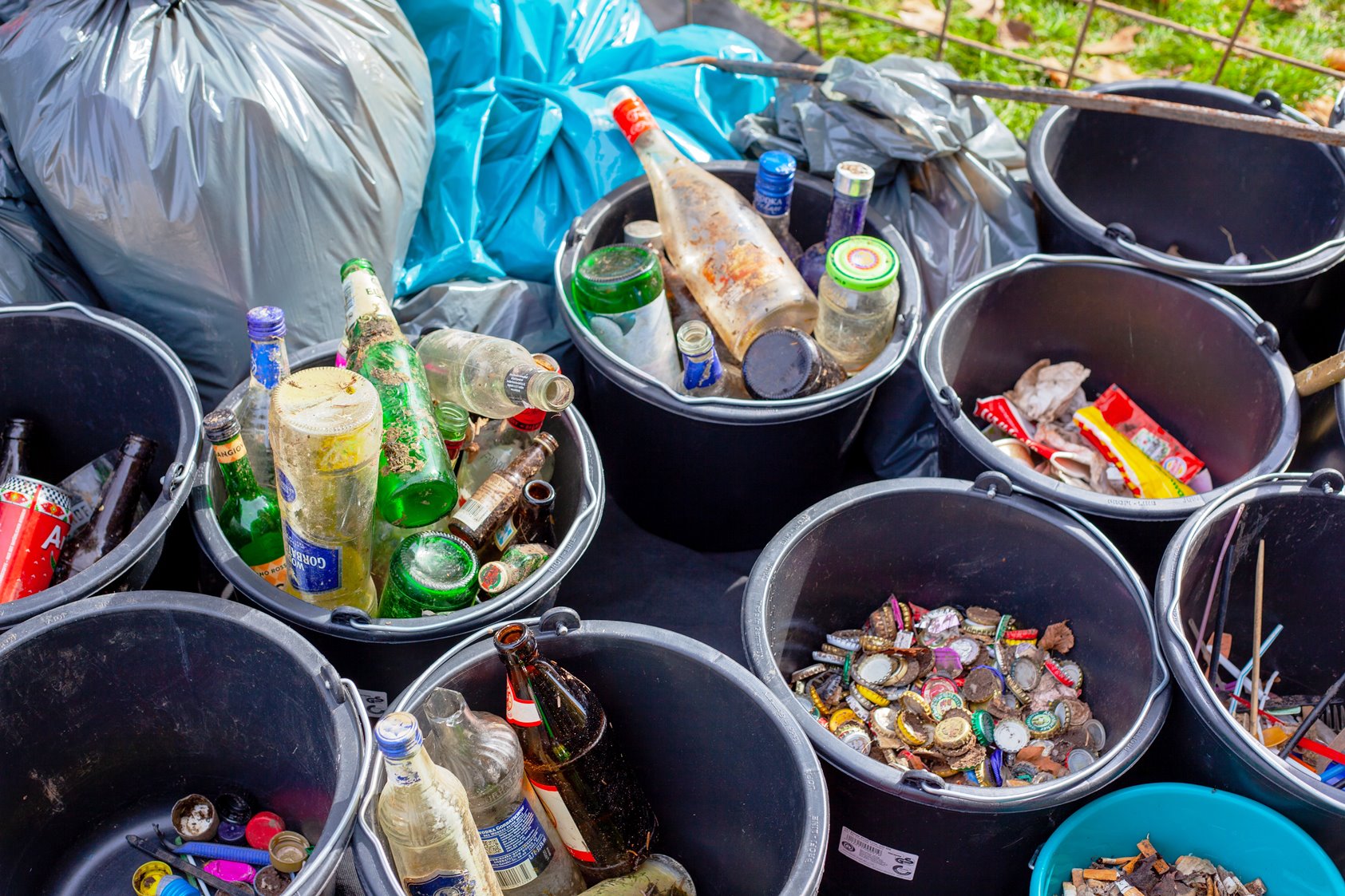 6 Tips For Cleaning Up That Extra Waste - Pallet Ideas
